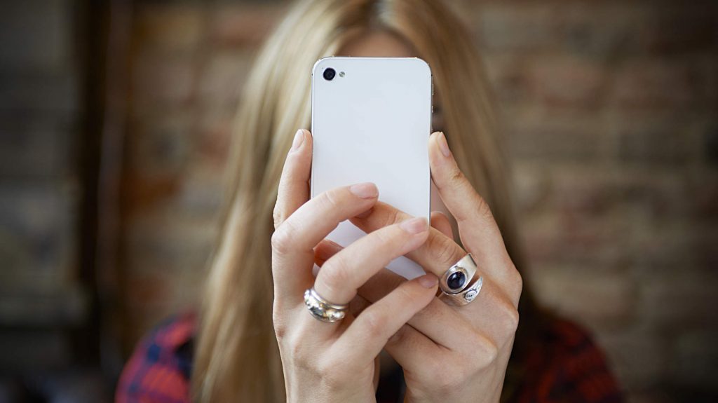 7 Scary Things You Never Knew About Cell Phone Addiction | funzone.am